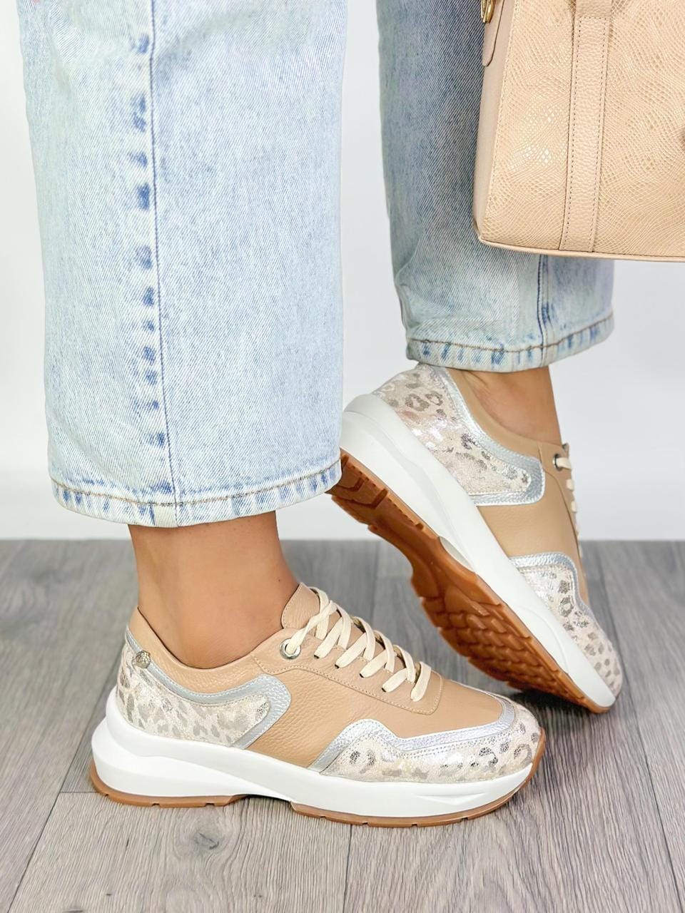 Livia Capuchino x Plata- Elegancia y Confort en Cada Paso