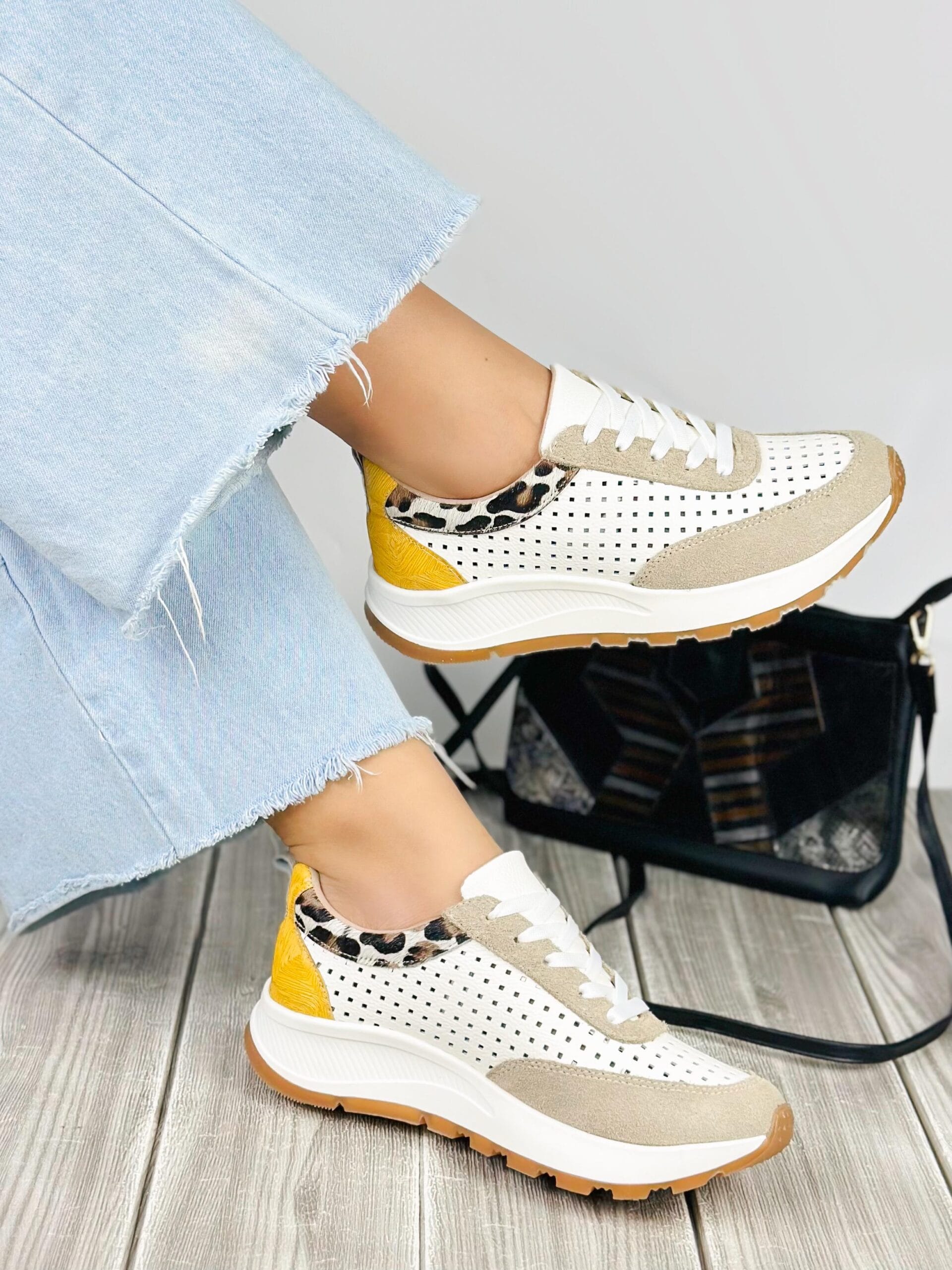 Tenis Lía Perforado Talco Velvet x Carnaza - Elegancia y Confort en ...