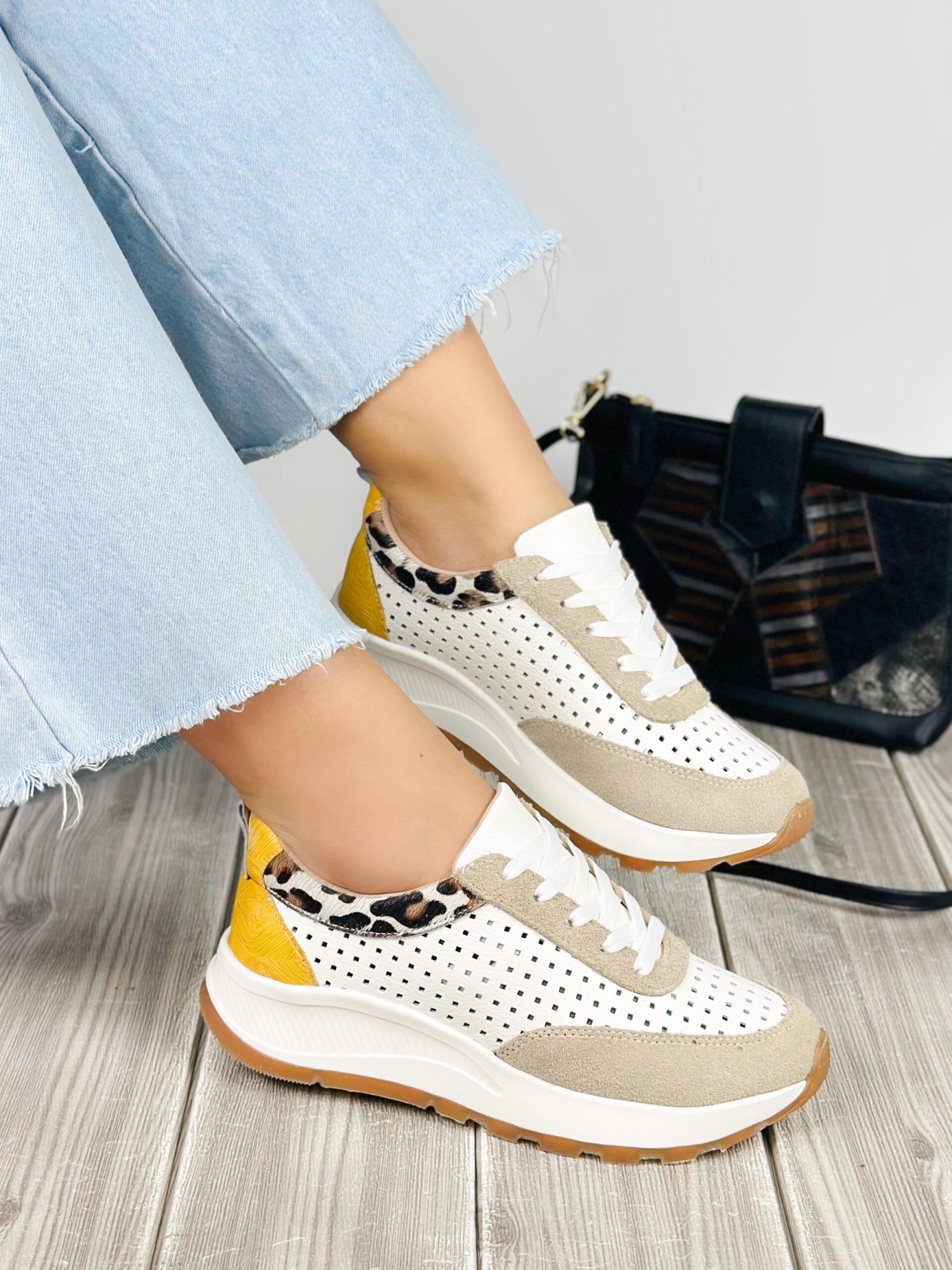 Tenis Lía Perforado Talco Velvet x Carnaza - Elegancia y Confort en ...