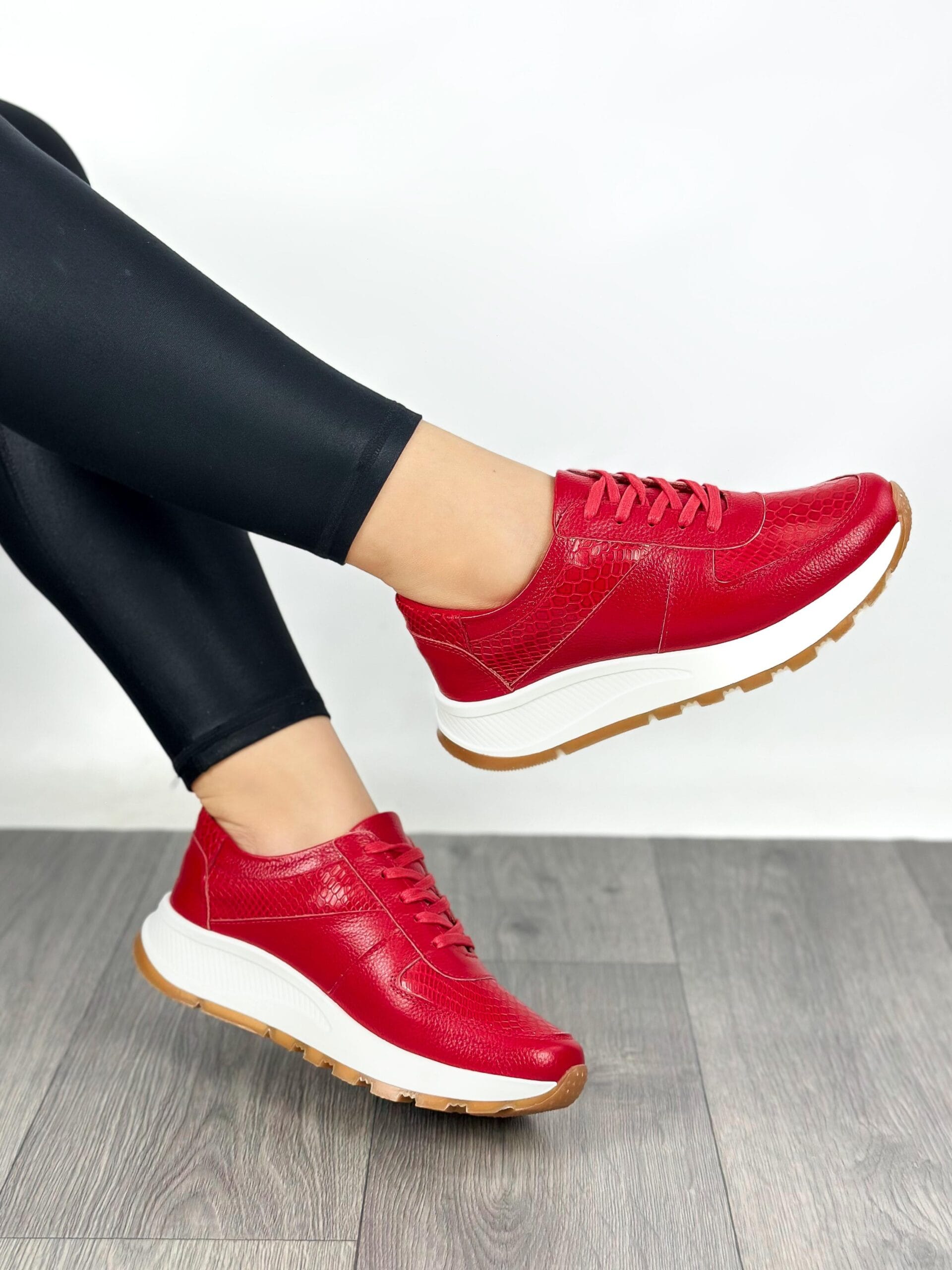 Tenis Crown Rojo Perforado - Elegancia y Confort